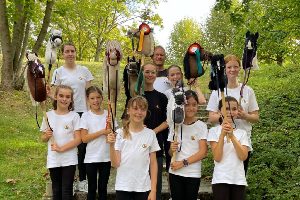 Neuer Hobby Horsing Film 2026: „Pferd am Stiel“ kommt ins Kino